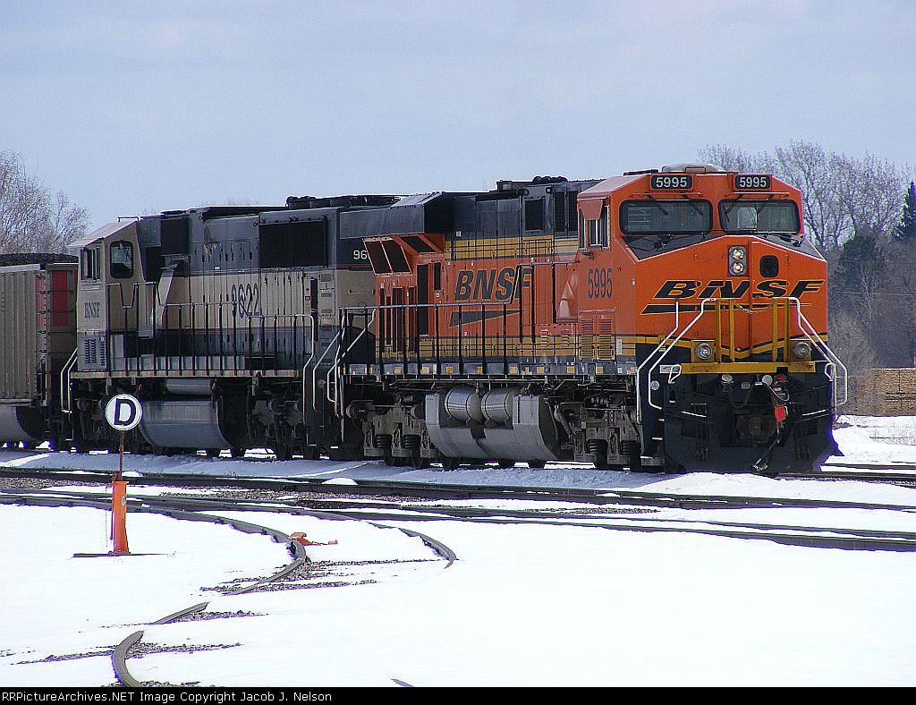 BNSF 5995 and BNSF 9622
